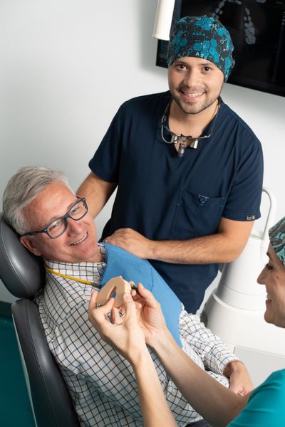 Prothèse dentaire fixe ou amovible : Quelle est la meilleure option